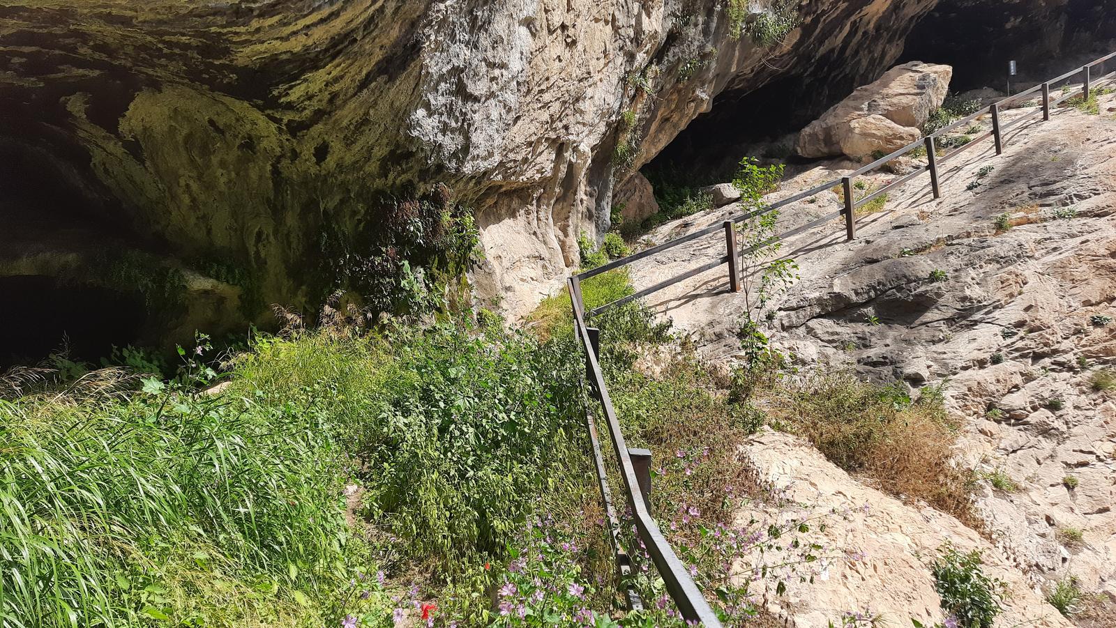 Orakujt e Tomorrit | Udhëtim – guidë nëpër Skrapar: Shpella e Pirogoshit